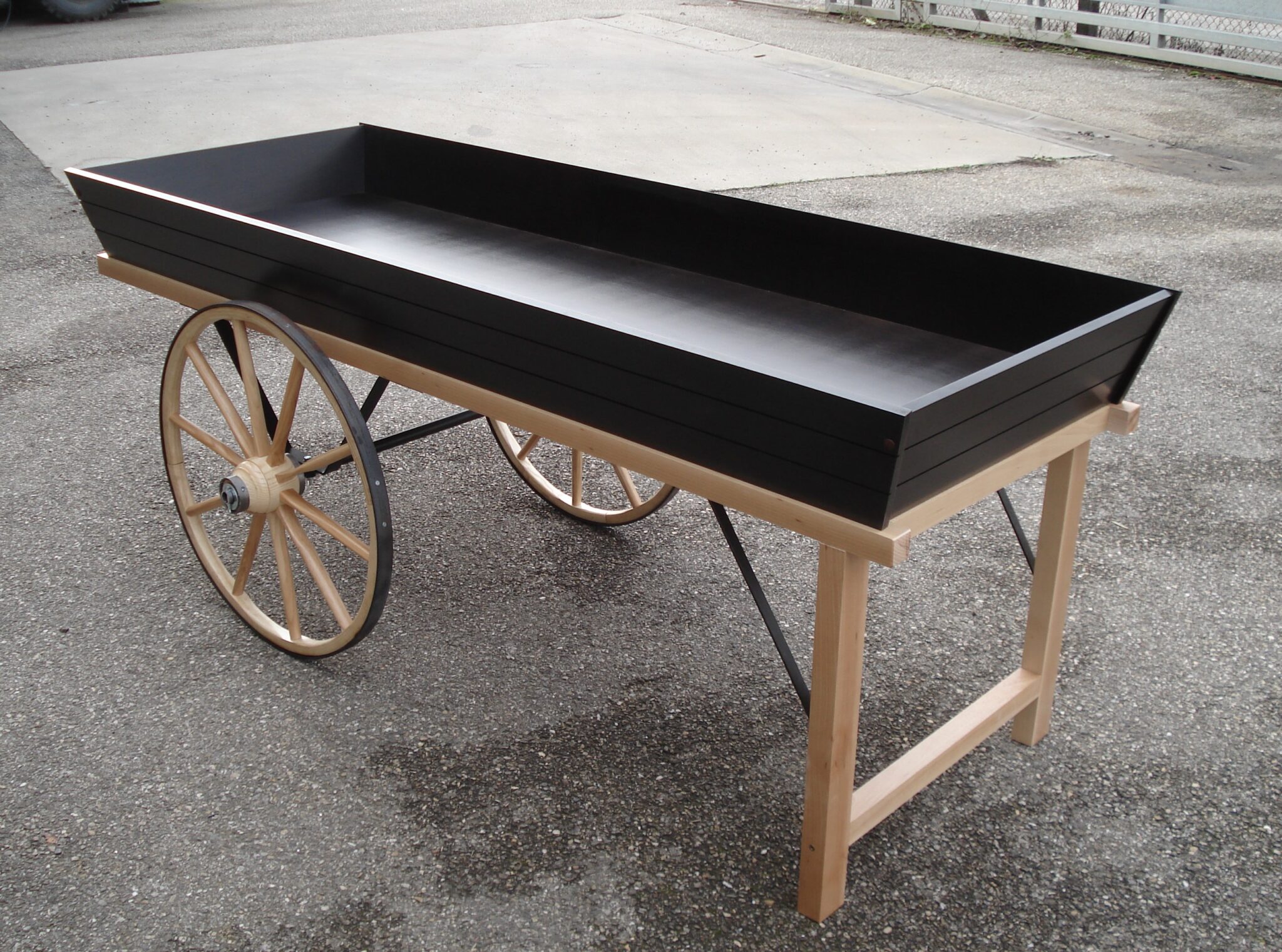 Chariots en bois sur mesure pour commerces & hôtels